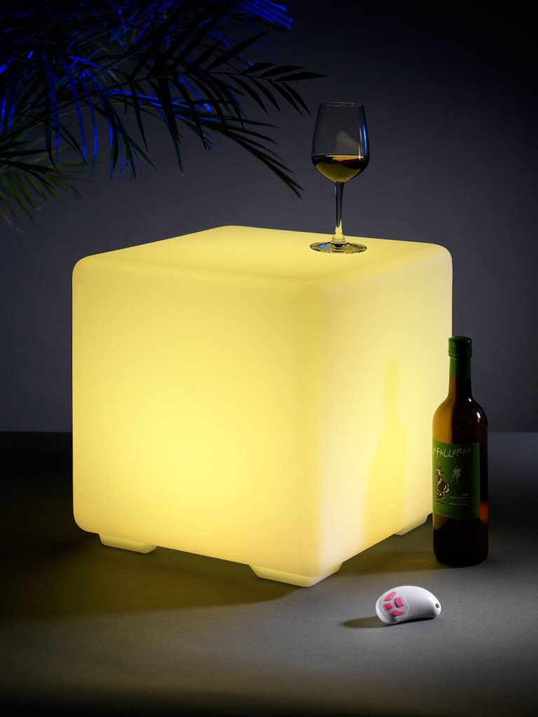 LED-beleuchteter Hocker mit Fernbedienung
